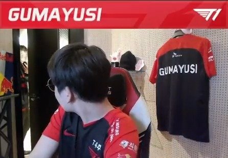 下班的Zeus和Oner gank Gumayusi房间 Zeus：你不下班吗？_新浪新闻