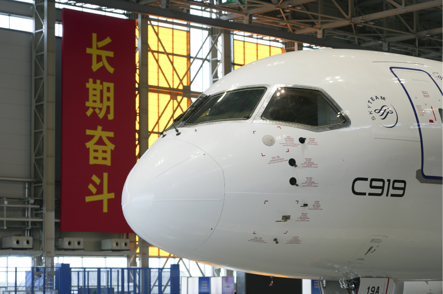 全球首架C919交付！国产大飞机内外细节全景曝光