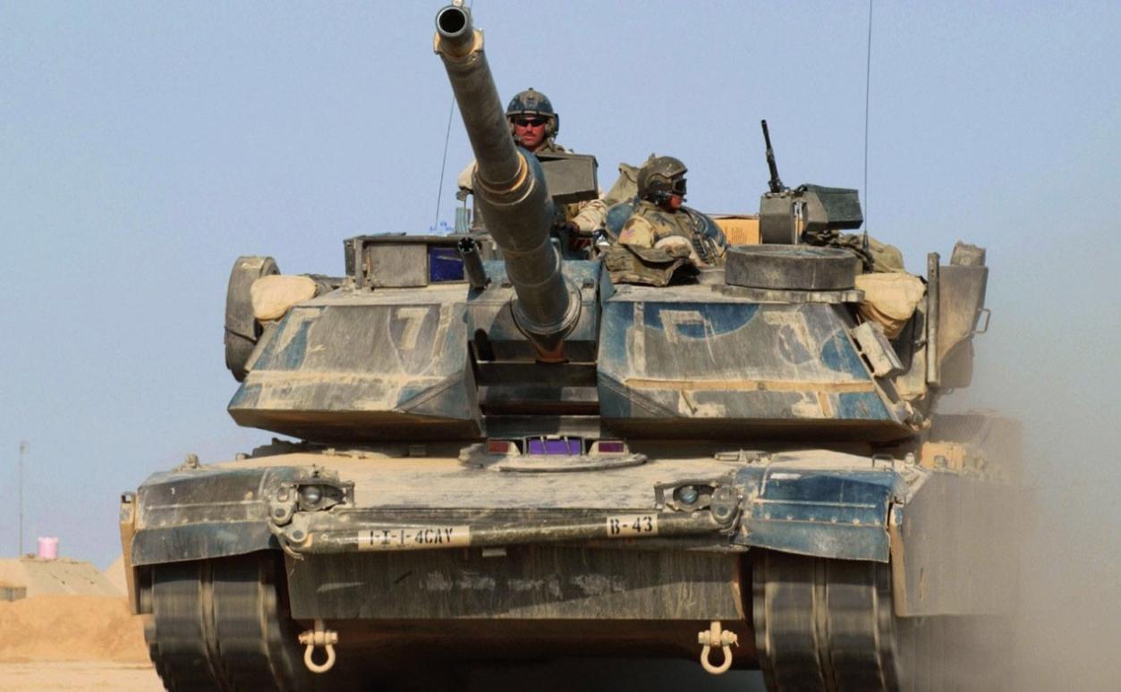 海湾战争，美军装备的M1A1坦克性能强悍，简直完虐伊拉克部队_新浪新闻
