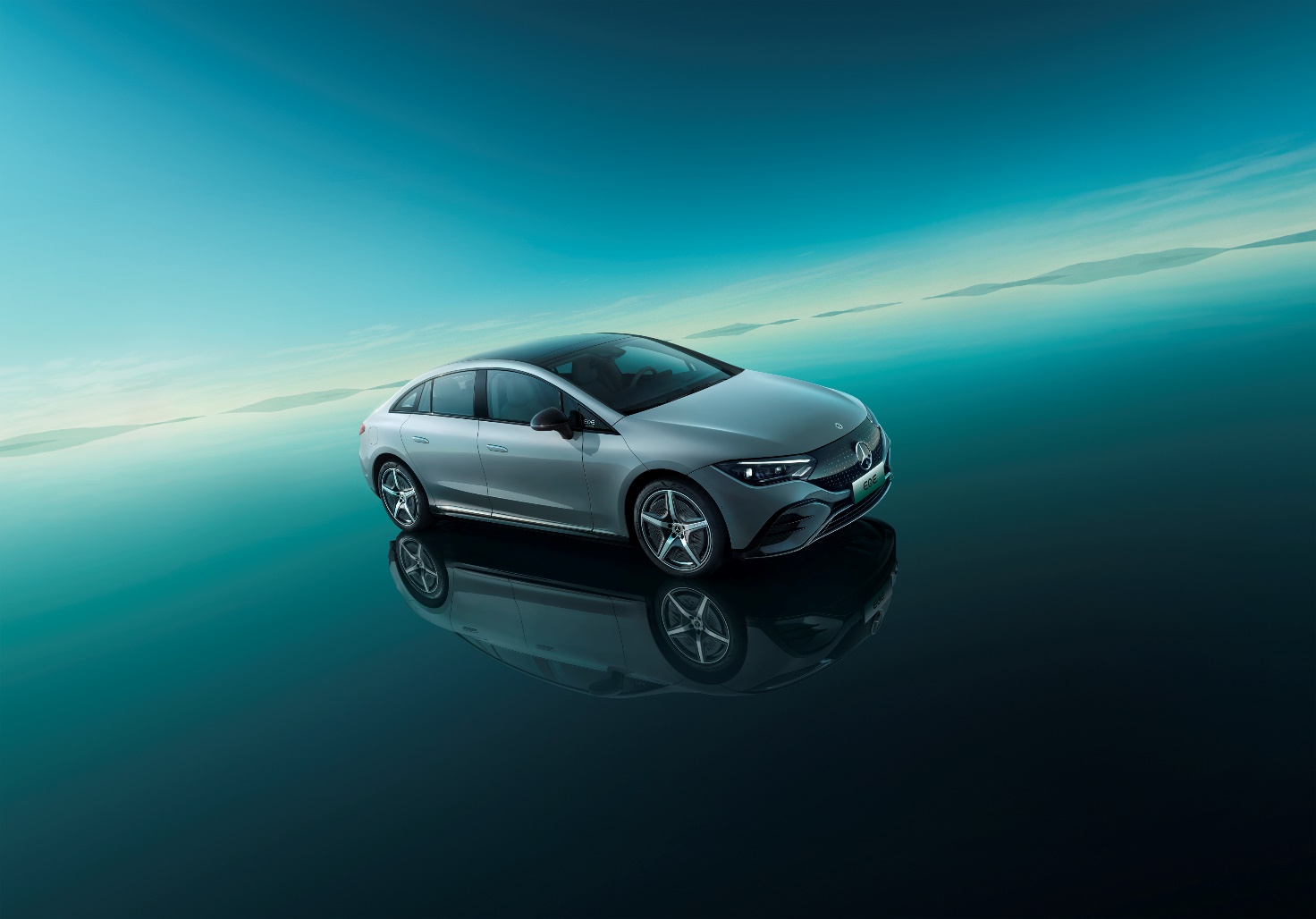 唤醒全新感知，奔驰全新纯电EQE引领电动豪华