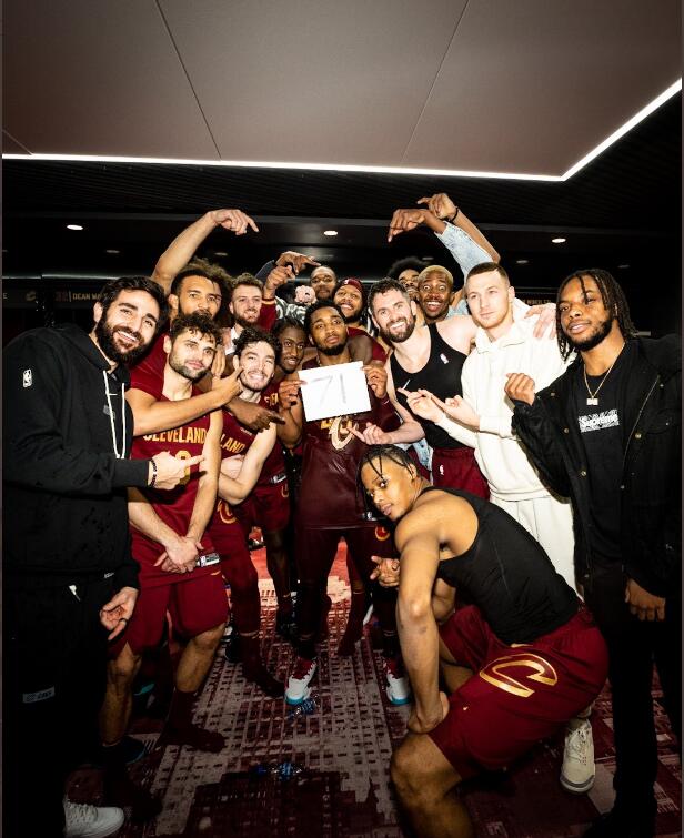 米切尔晒71分后全队合影：新年新的我|合影|多诺万|罚球_新浪新闻