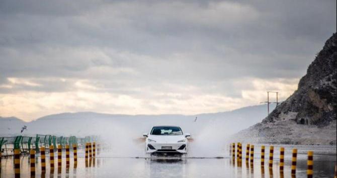 过瘾！一口气跑完1200公里 开深蓝SL03增程版打卡香格里拉-新浪汽车