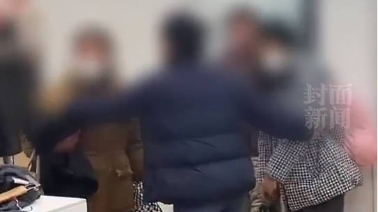女子回应在优衣库试衣间被男童掀帘 :孩子不听劝阻,还被家长辱骂抢手机男童优衣库新浪新闻