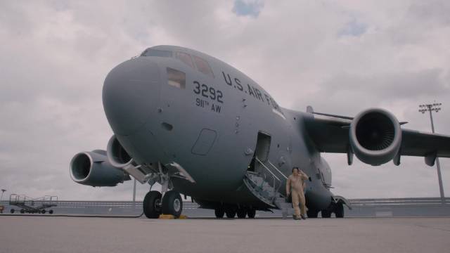 这是4K·UHD拍摄的一架C-17飞机在乔治亚州罗宾斯空军基地起飞的视……|乔治亚州|C-17_新浪新闻