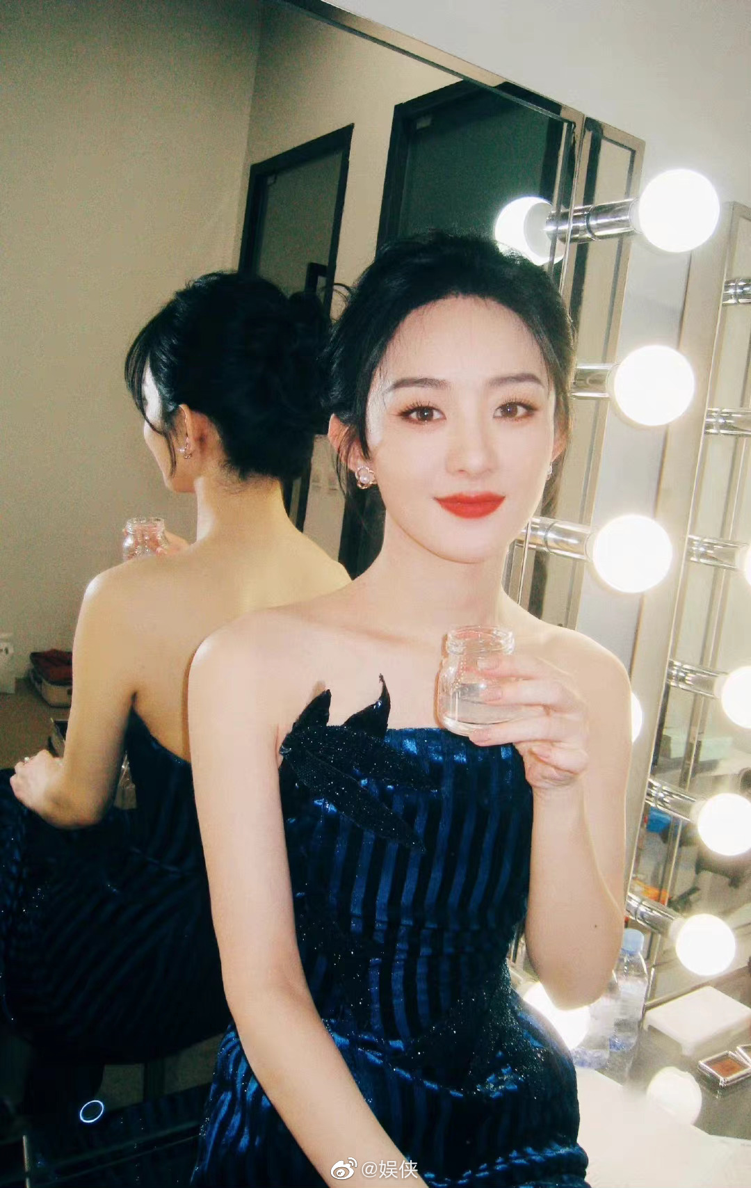 赵丽颖深蓝抹胸长裙造型🈶,一身抹胸长裙温婉可人,肩颈线好完美