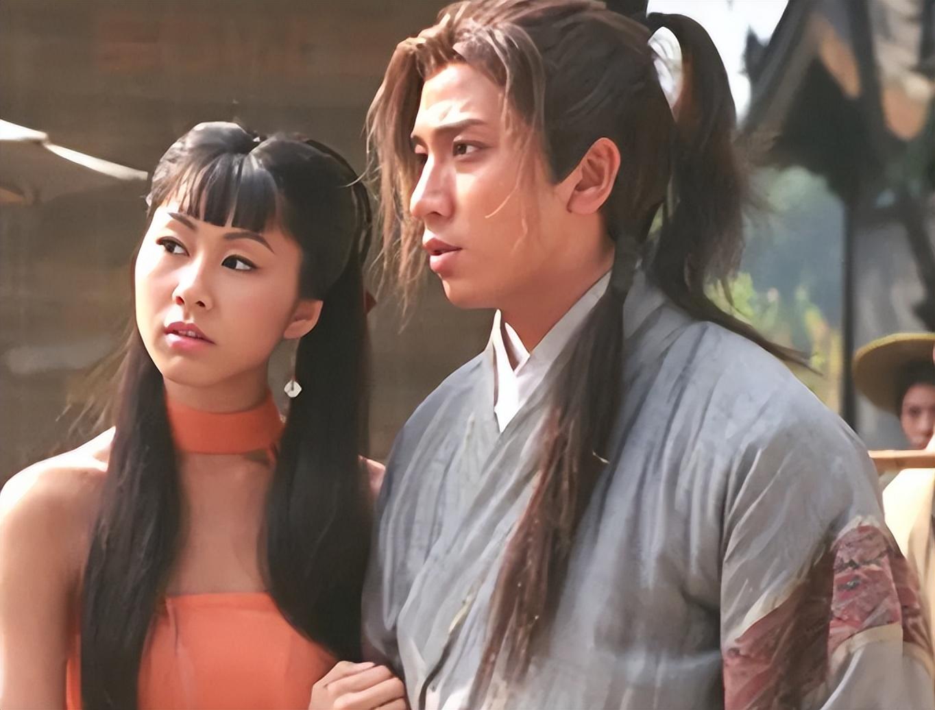 41岁胡定欣被曝黑脸！疑因不满TVB颁奖礼陪跑，跷二郎腿很不爽