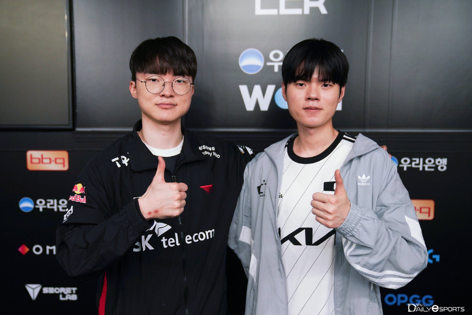 麻浦双C双人版点赞合照|Deft|Faker|LOL_新浪新闻