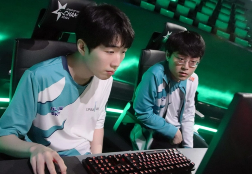 lol：s10冠军自曝靠皮肤买房！直播诉苦收入低，只够维持日常开销