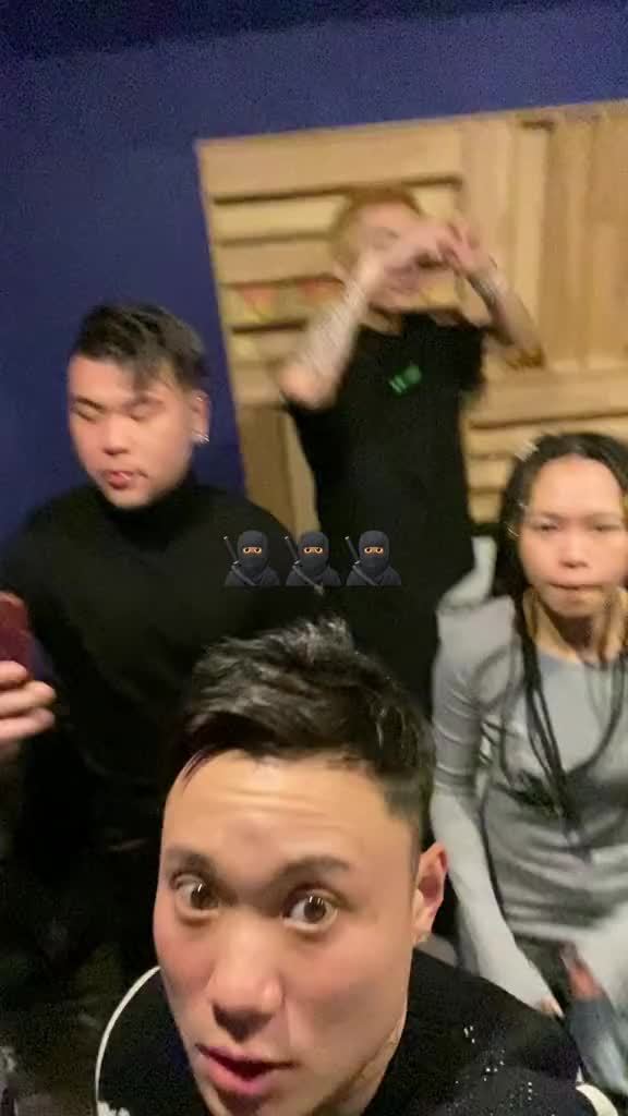 KKecho晒出了和KnowKnow、Melo、AnsrJ在录音室做歌的视频！_新浪新闻