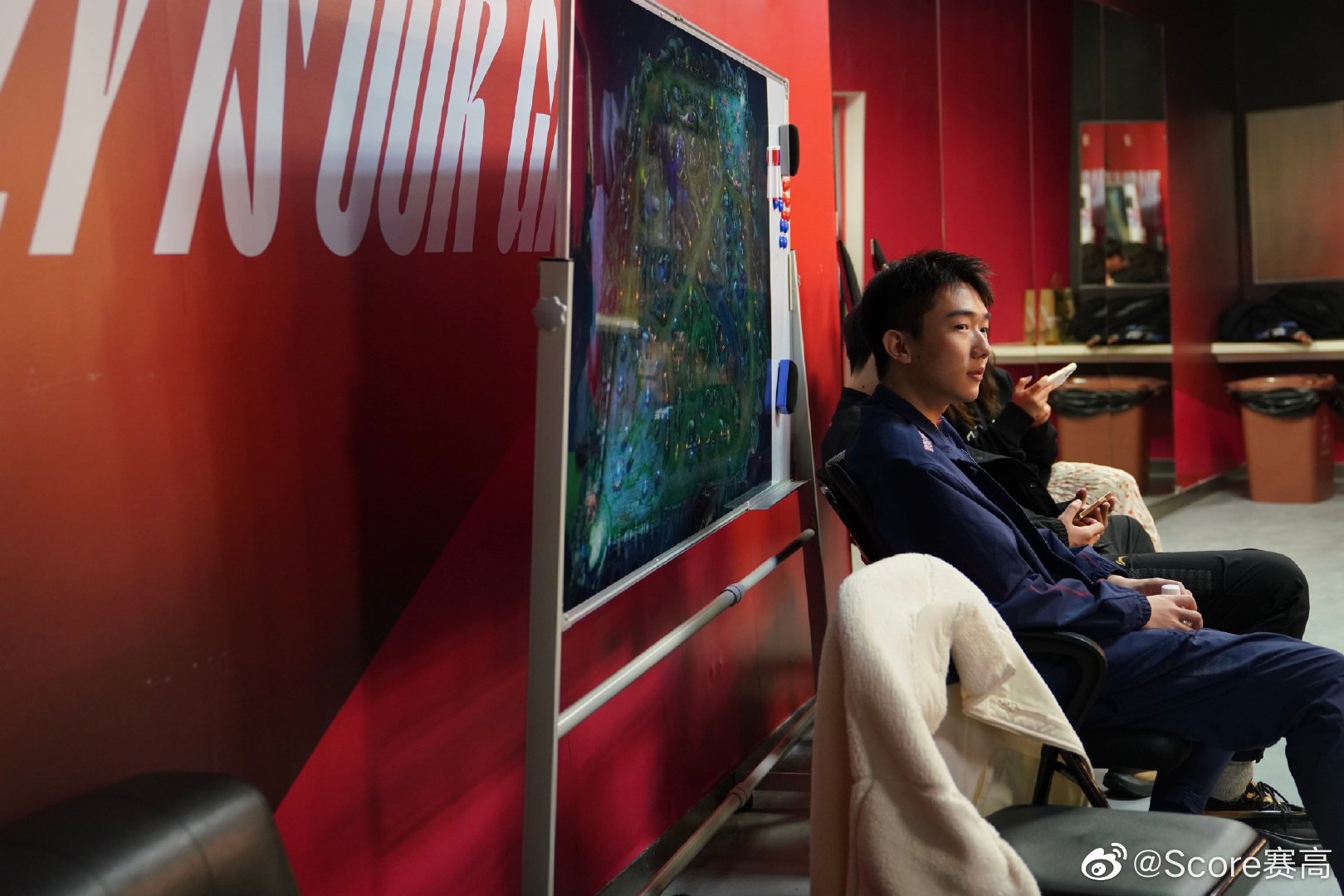 @JDG快递小哥 分享：后台候场ing的深沉Missing 感谢@WE电子竞技俱乐部 的拍摄|电子竞技|快递|俱乐部_新浪新闻