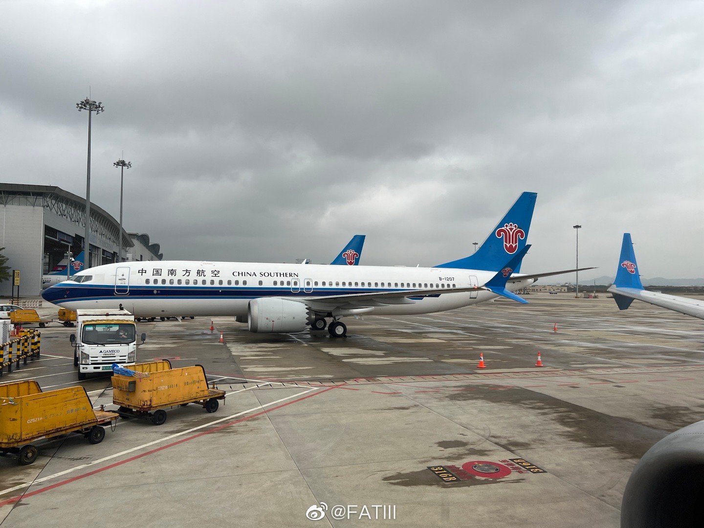 除了早前起飞的B-1206外……