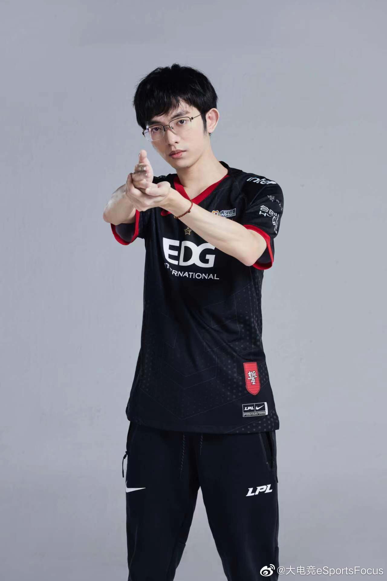 2015年1月16日，圣枪哥作为Snake的队员第一次登上了LPL的舞台……