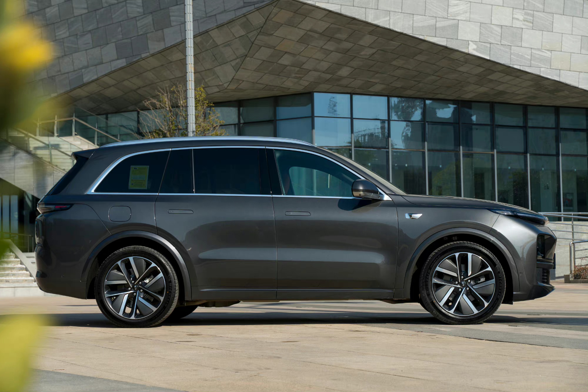 今天把问界M5 EV、理想L8、宏光mini三辆车都洗干净了……-新浪汽车