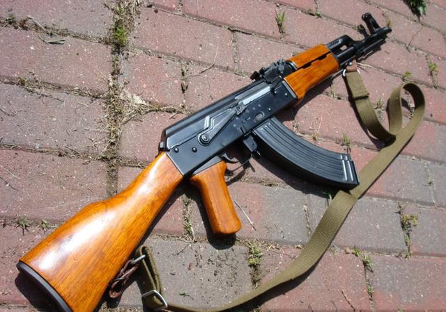 苏联授权我国生产AK47，拿到图纸后厂长孙云龙眼前一亮：是把好枪