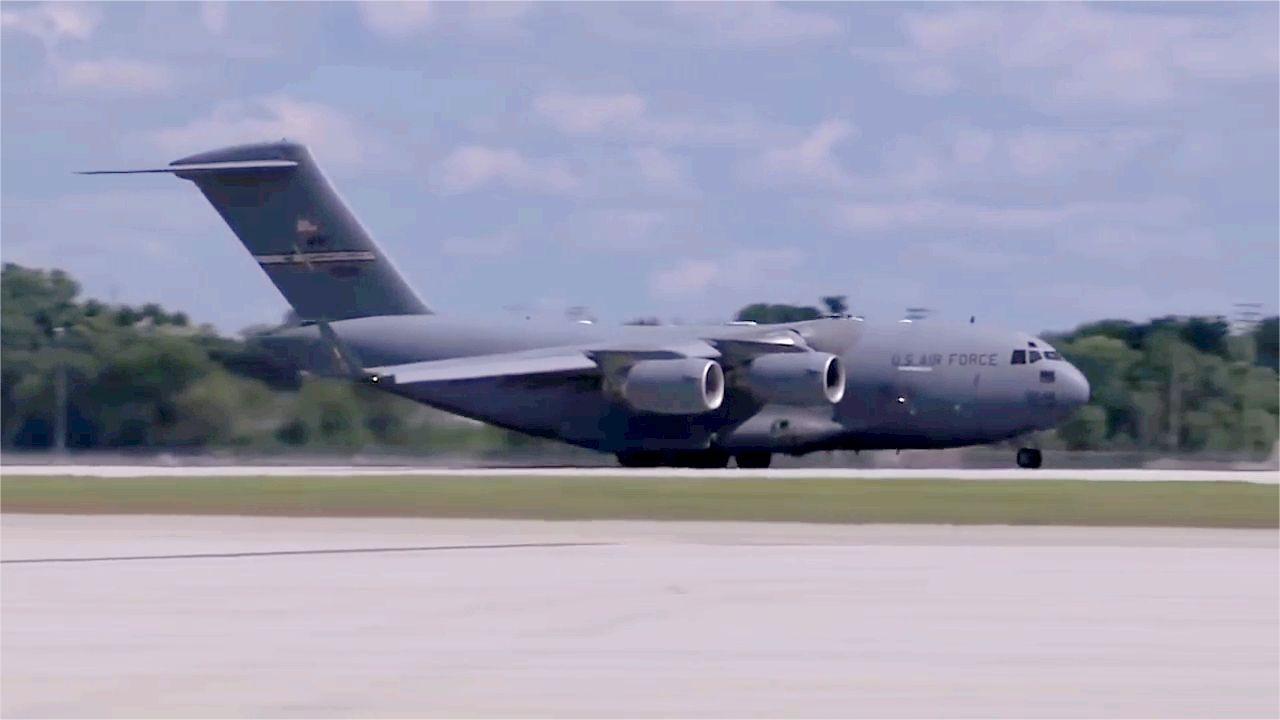 实拍C-17“环球霸王”巨型运输机滑跑起飞升空_新浪新闻
