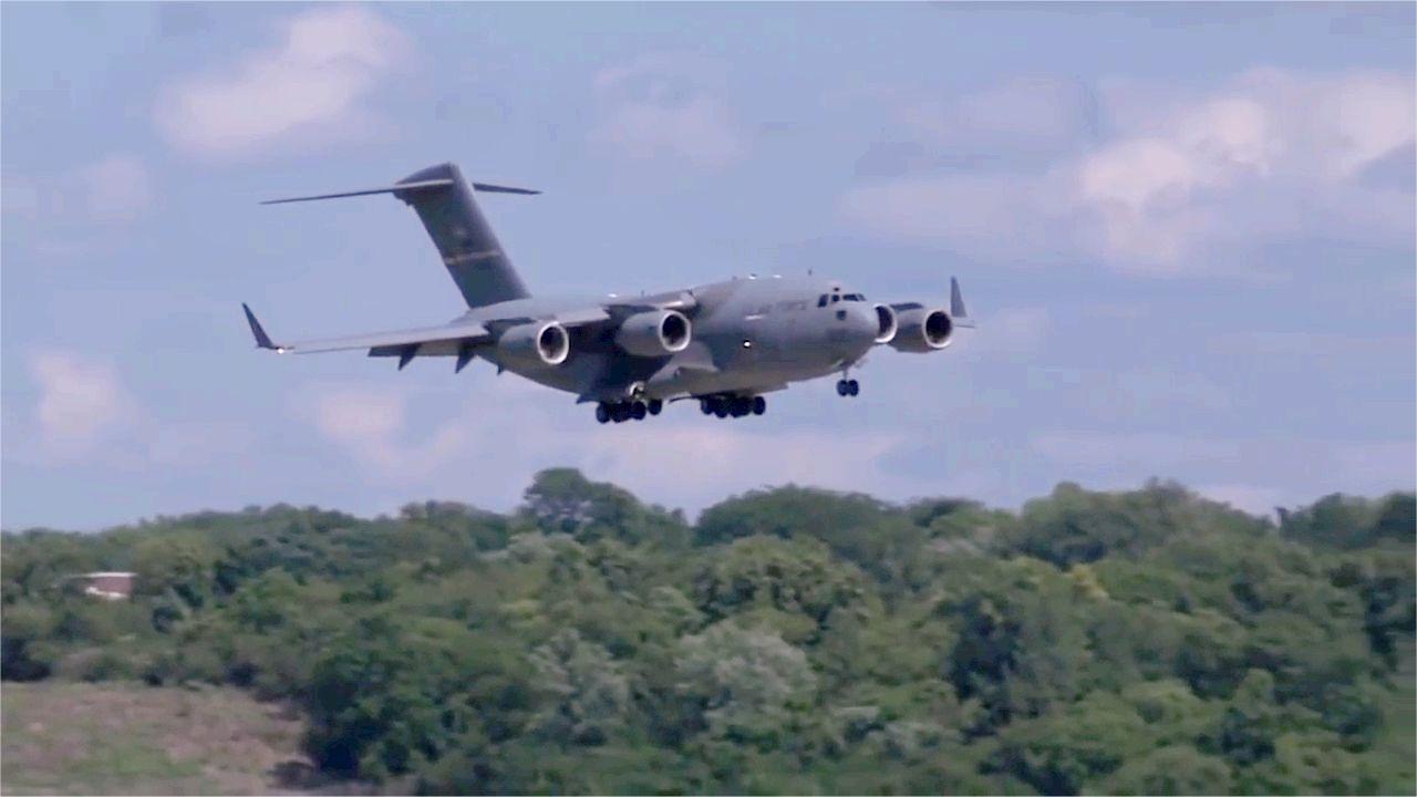 实拍C-17“环球霸王”巨型运输机降落时的触地复飞过程_新浪新闻