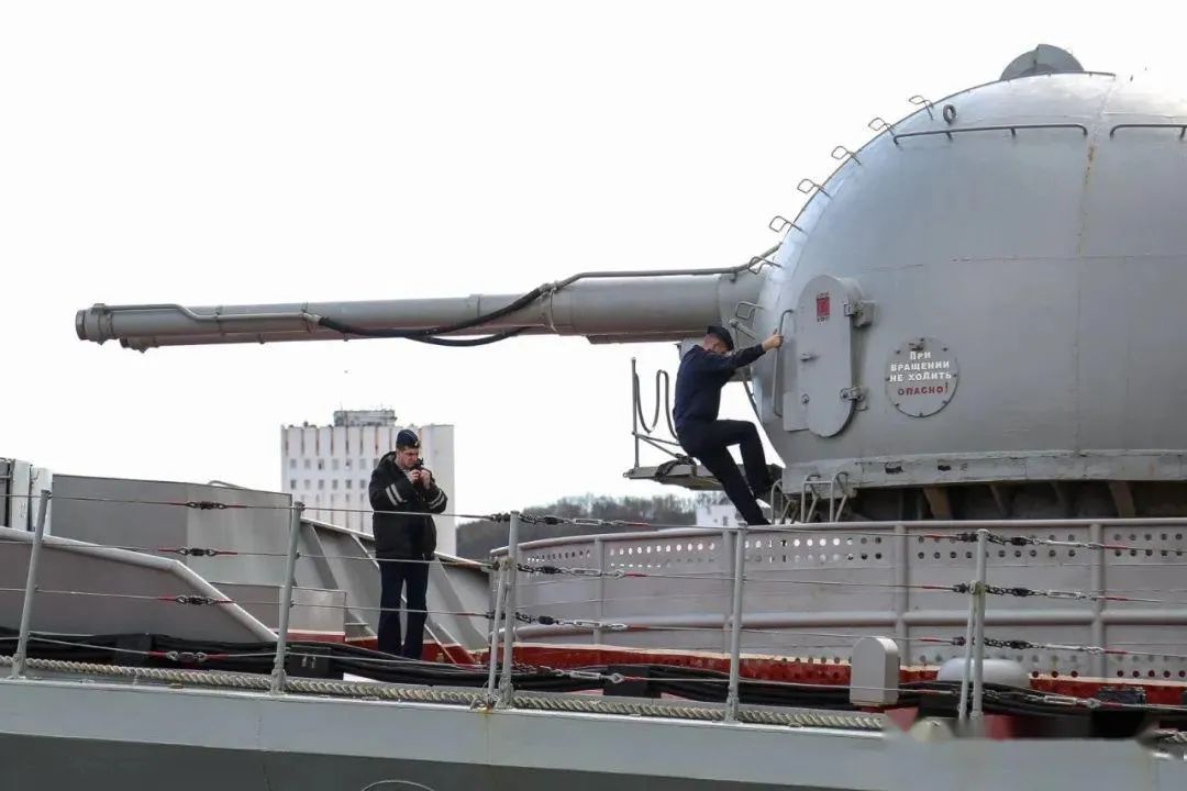 海军一门舰炮火力顶陆军一个炮兵连，为啥不把舰炮给陆军使用？