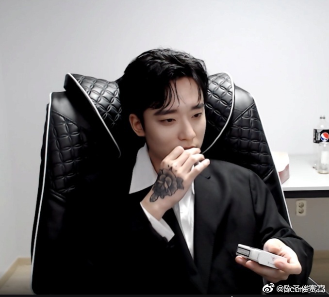 分享近照： 新发型够帅