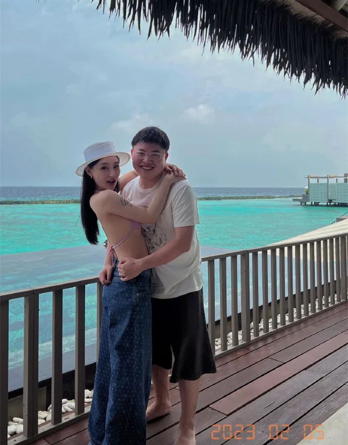 好家伙，UZI泳装照都来了，和奥咪咪恩恩爱爱！