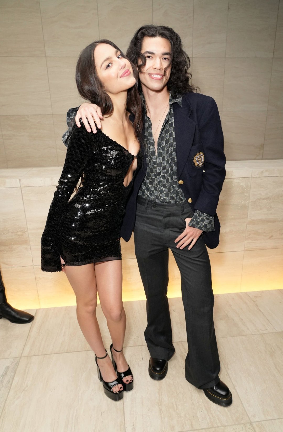 星动态｜娅娅Oli Rodrigo 和好姐妹柯灰 Conan Gray 出席格莱美……|格莱美|姐妹|动态_新浪新闻