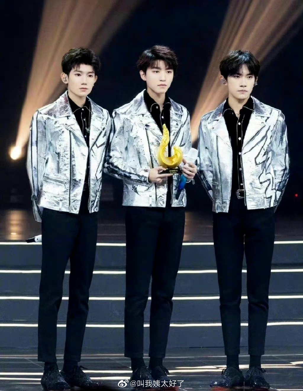 有网友爆料TFBOYS十周年演唱会暂定8月6号在北京鸟巢举办……