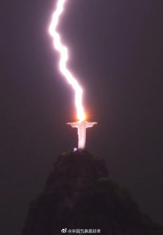 当地时间2月10日晚上，闪电击中里约热内卢基督像的瞬间|里约热内卢基督像|闪电|天气_新浪新闻