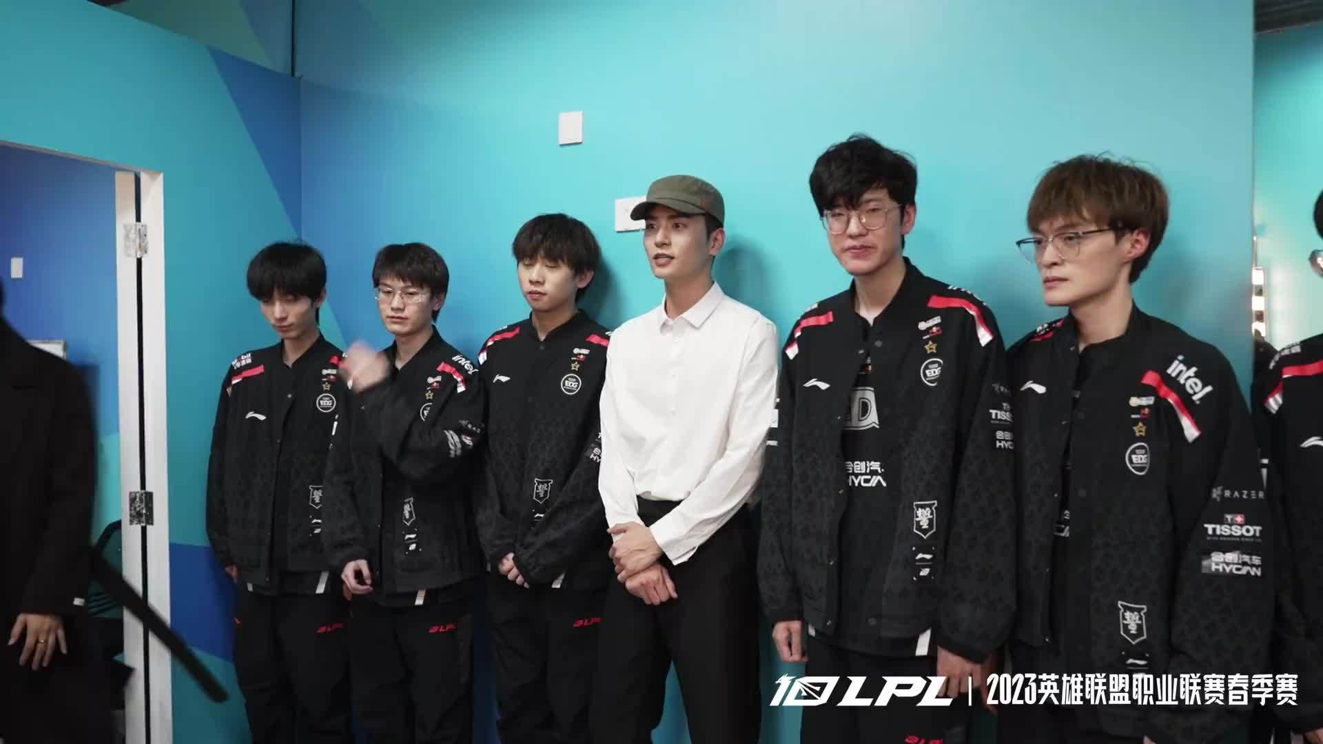 在后台与EDG选手们合照并交流|EDG选手|lpl|edg_新浪新闻