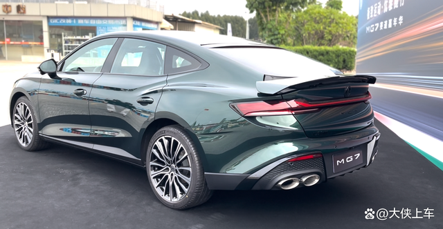 赛道初体验名爵MG7，2.0T+9AT配备E-LSD电子限滑差速锁征服赛道