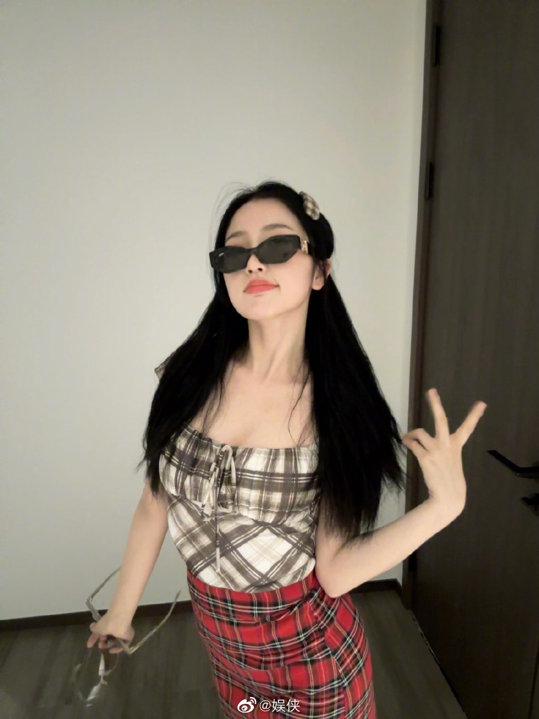 虞书欣收工自拍live图🈶 ，美式学院格纹甜辣风造型好美