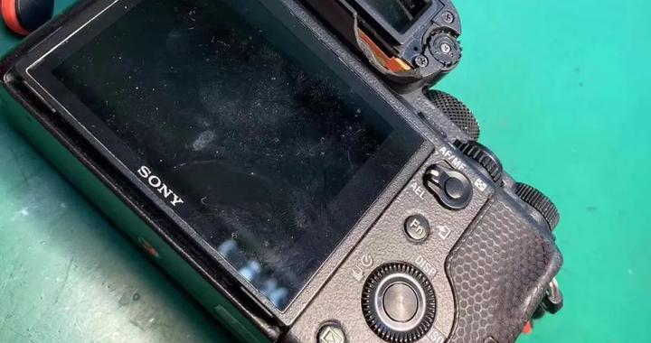 心疼！索尼A7R II破相了，还摔出了内伤！|索尼_新浪新闻