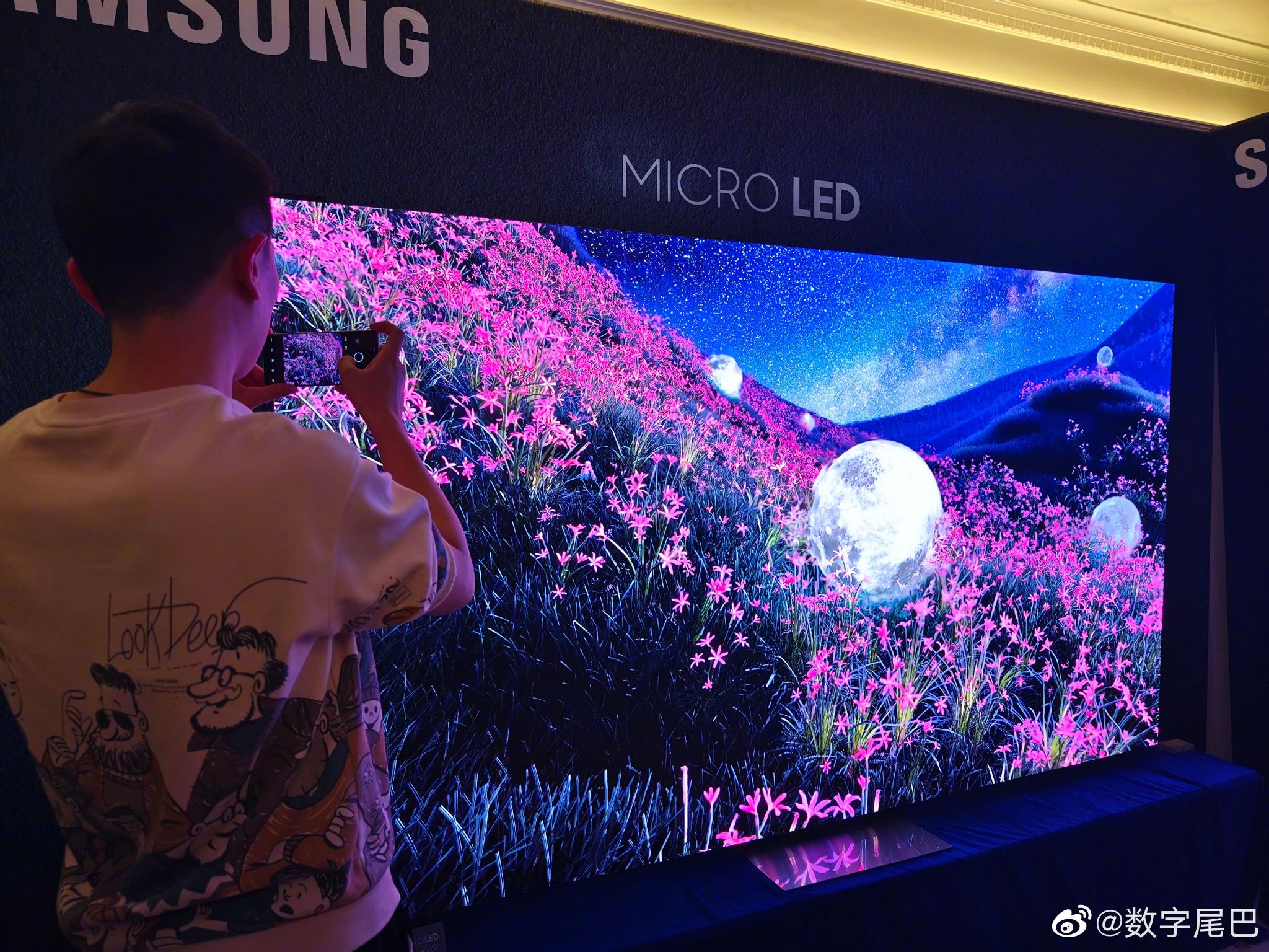 来三星这边看看最新的 The Wall MicroLED 新品电视……|三星_新浪新闻