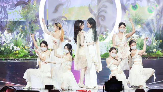 第九届年度金曲-《失忆（UNAWARE）》|SNH48_新浪新闻