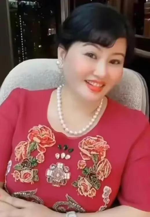 奇葩!蔡天凤现任公婆与前任公婆关系太好了,一起爬山,从不设防