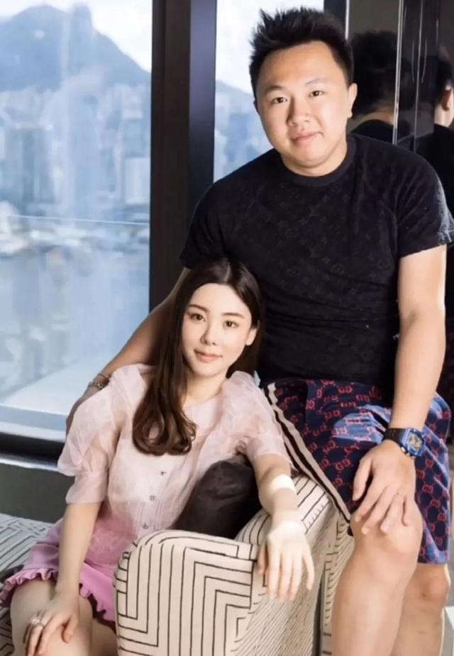 奇葩!蔡天凤现任公婆与前任公婆关系太好了,一起爬山,从不设防