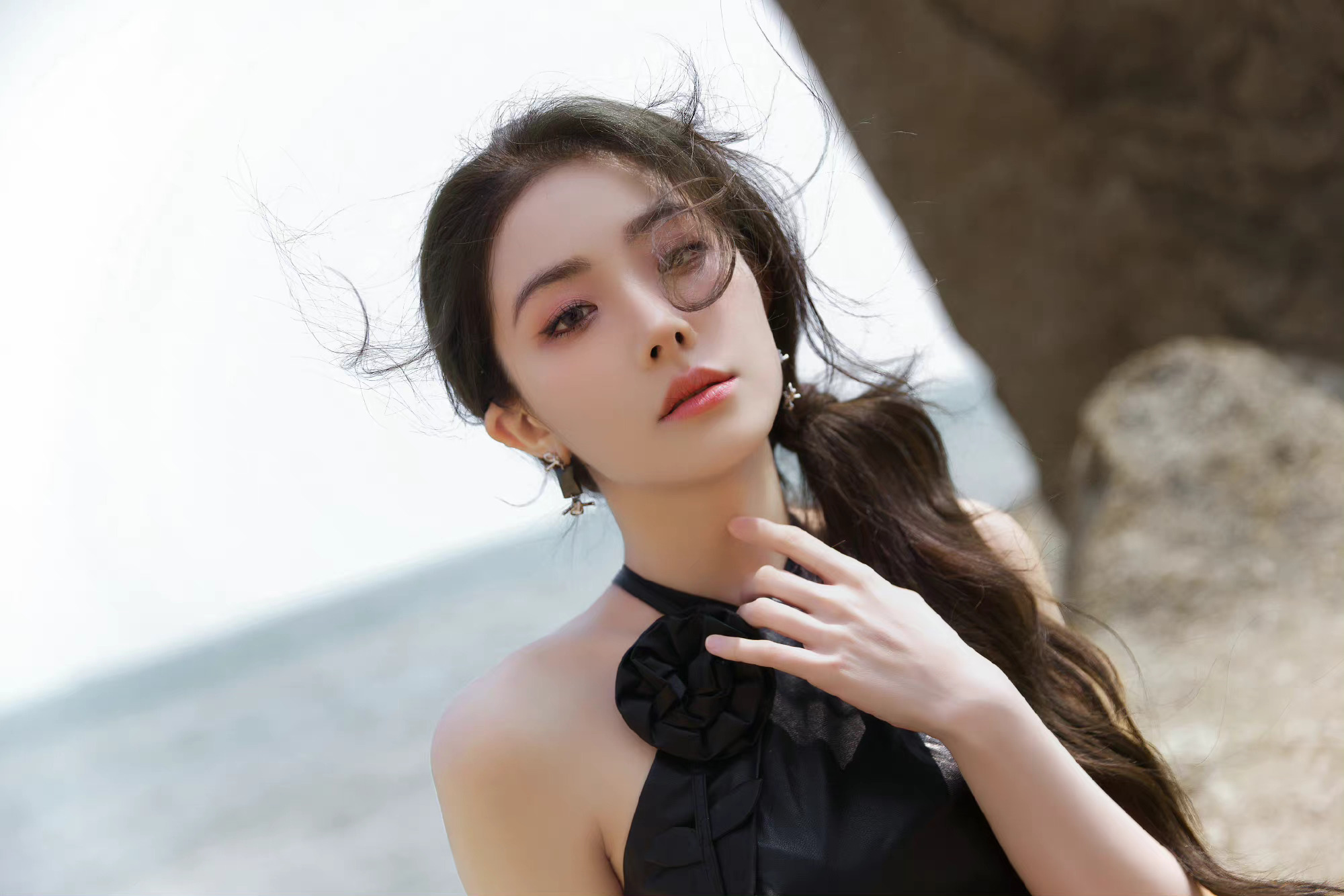 喻言黑色皮裙造型海边礁石一朵绚丽黑玫瑰