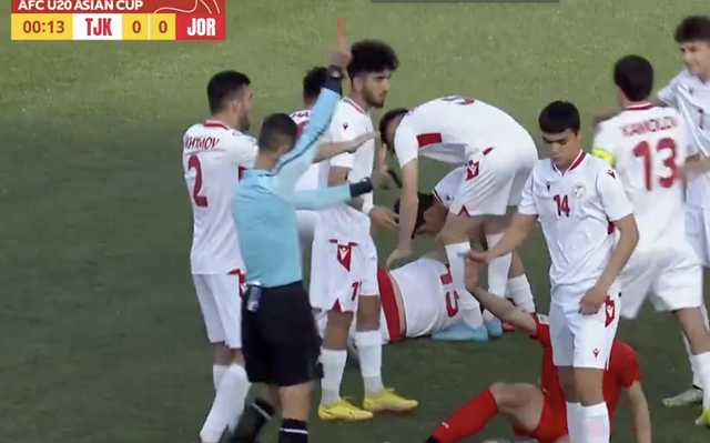 U20亚洲杯惊悚一刻：约旦队开球5秒吃红牌，飞踹爆头好吓人