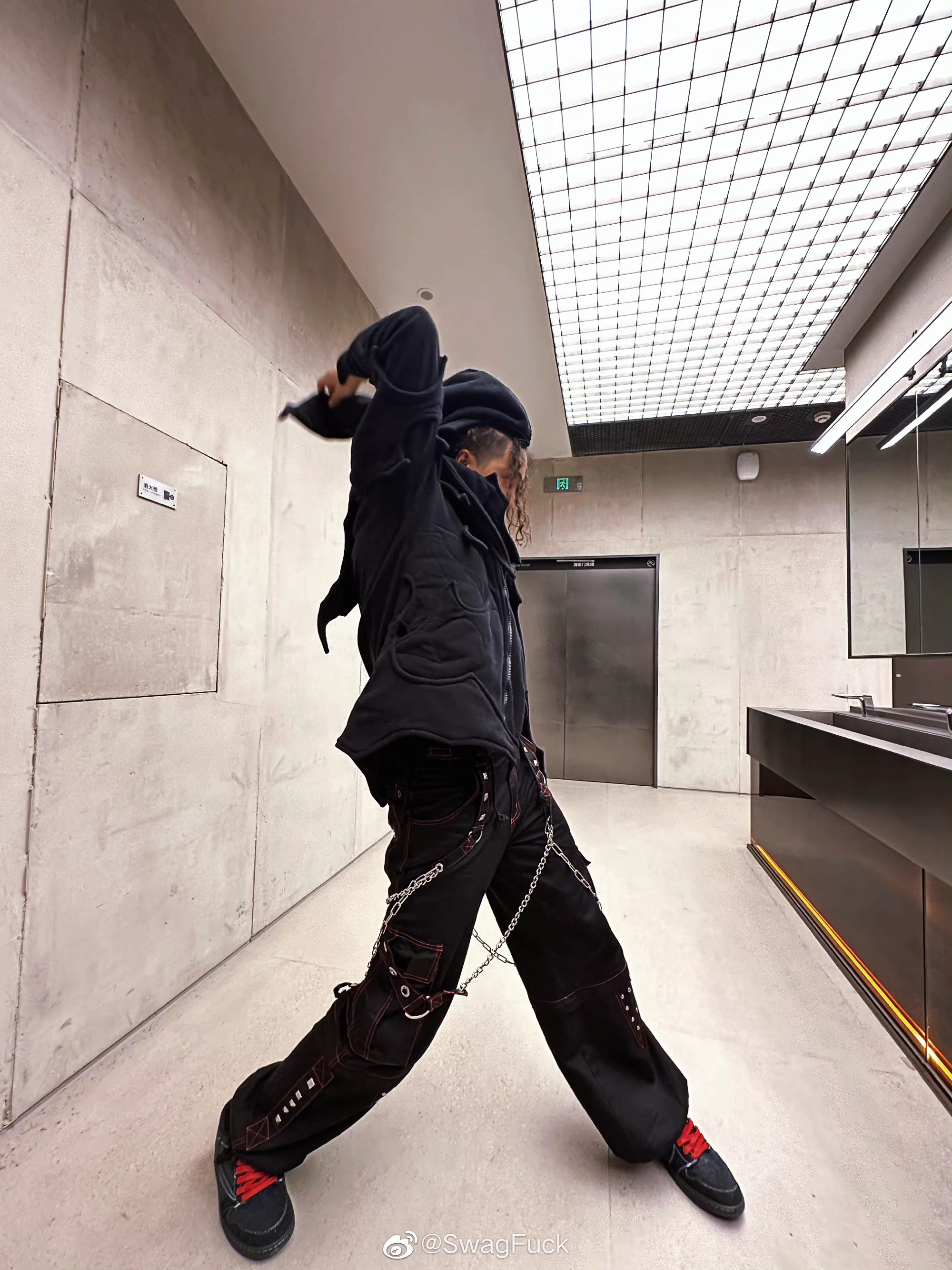 Psy.P晒出最新造型！这姿势拿捏了！