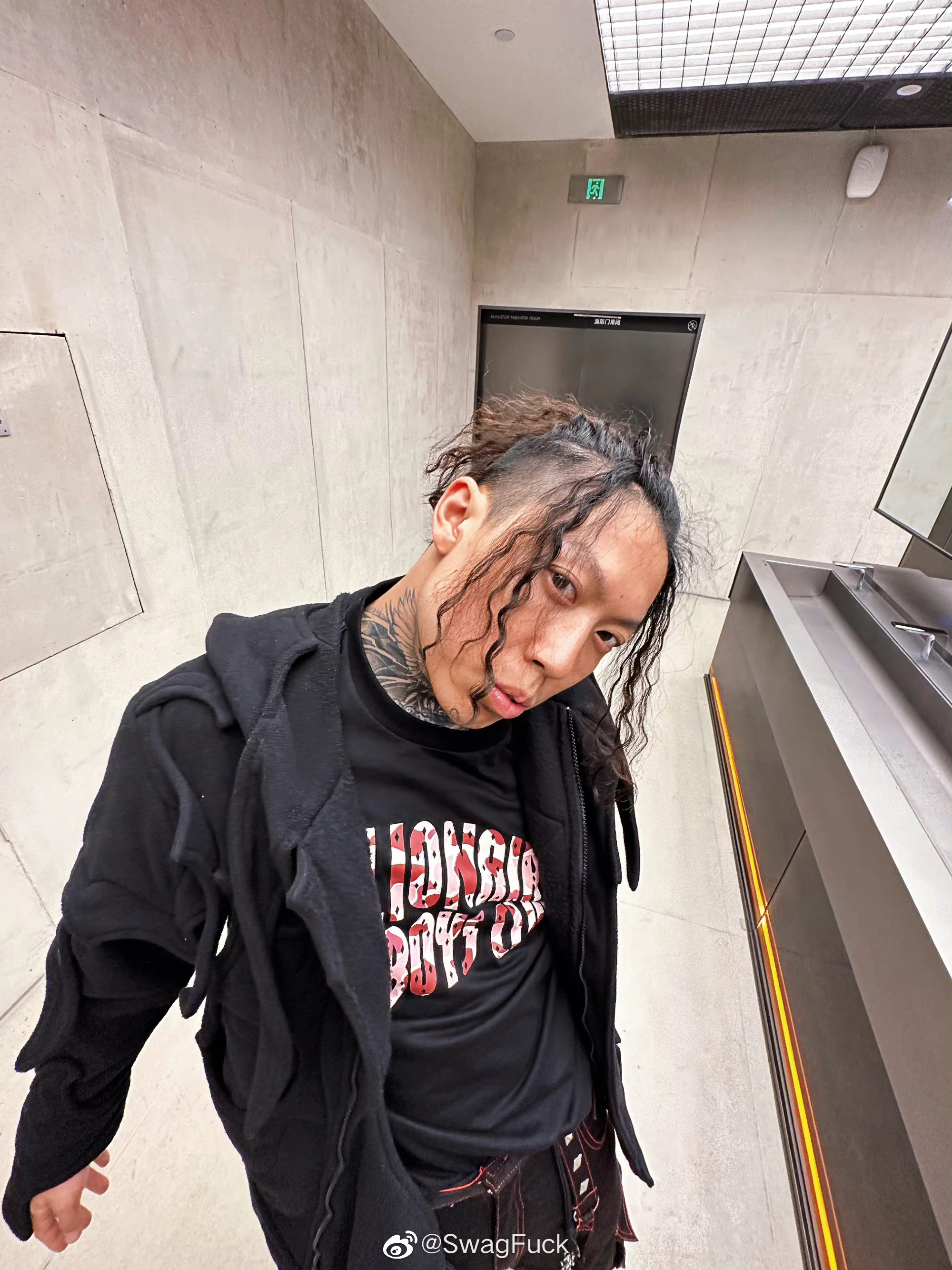 Psy.P晒出最新造型！这姿势拿捏了！