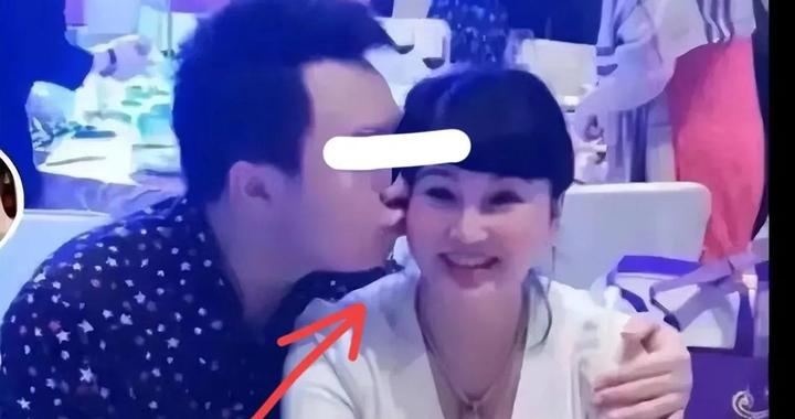 蔡天凤老公和岳母多张亲密合照流出,手放胸口亲吻,相处无边界感 岳母 女婿 边界 新浪新闻