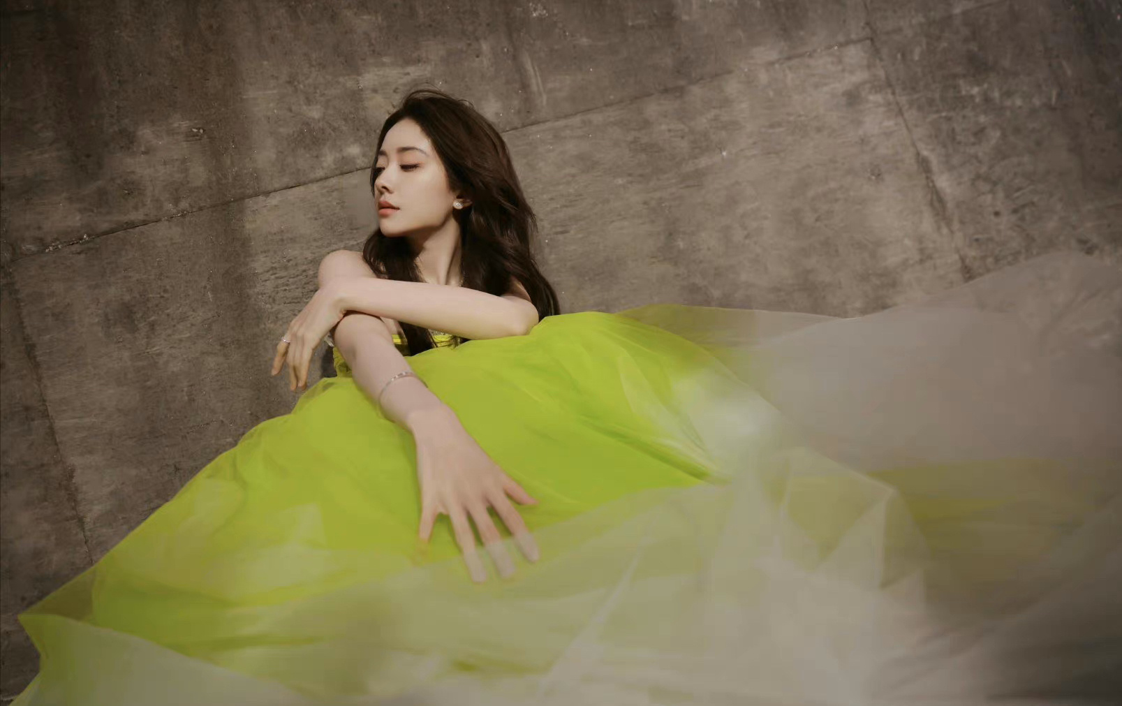 喻言工作室出图，来看THE9出来的美女