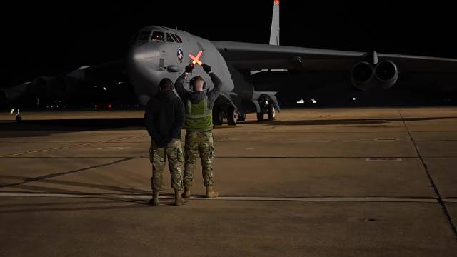 美军第5轰炸机联队第23中队的B-52H在西班牙训练④|美军|B-52H|西班牙_新浪新闻