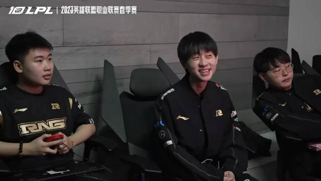 LPL发布RNG赛前花絮：Ming和Angel模仿Bin的动作|lpl|Ming|Bin_新浪新闻