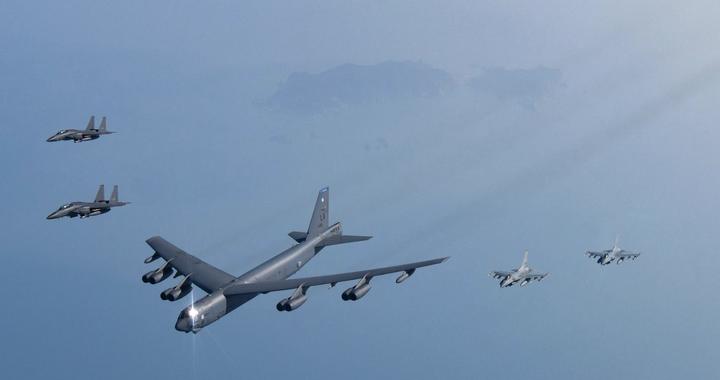 老旧B52H核轰抵近，解放军紧盯，美军亮出B21，五角大楼已经心虚|美国空军|B-21|B-52H_新浪新闻