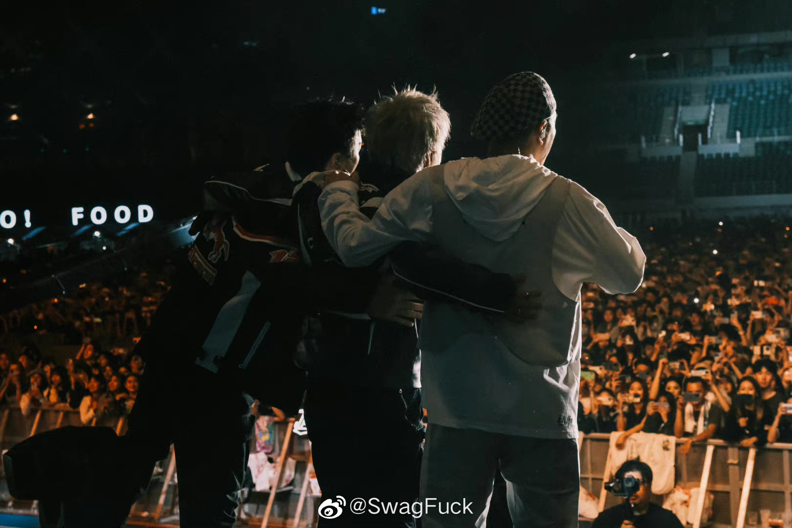 豆满T 2023 🌙 Jony J X 满舒克 X TizzyT|舒克_新浪新闻