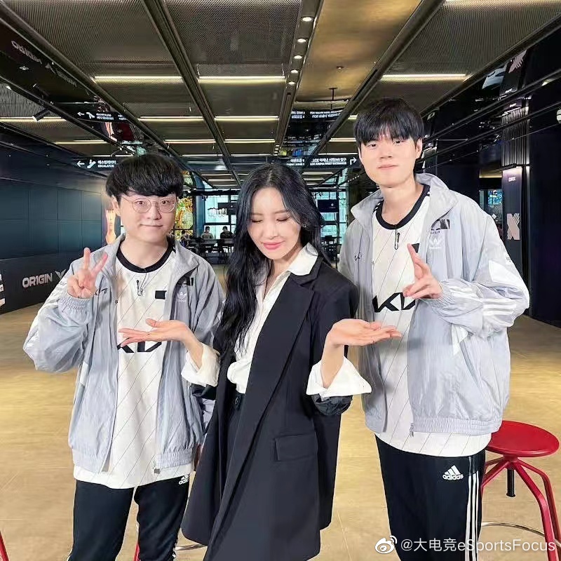 ShowMaker，Deft与宣美的合照|showmaker|Deft_新浪新闻