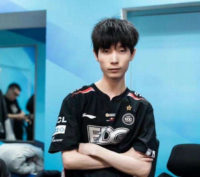 EDG名表海报精修帅出圈！Leave被错认成是肖战，粉丝直呼认不出|肖战|粉丝|阿水_新浪新闻