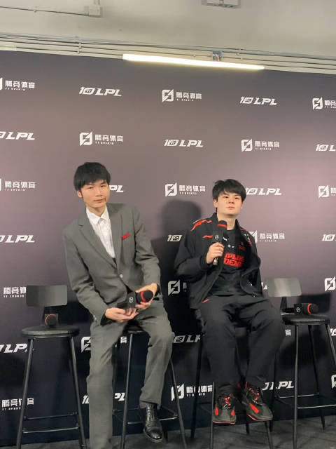 FPX教练、fearness接受败方采访_新浪新闻