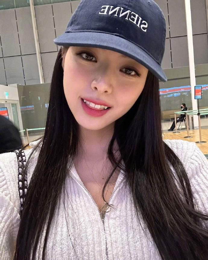 ITZY申有娜 Ins更新，喜欢看美女自拍|申有娜|ITZY_新浪新闻