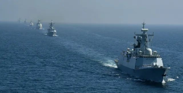 巴基斯坦联合演习！2艘054AP护卫舰领航，大佬却是中美双舰