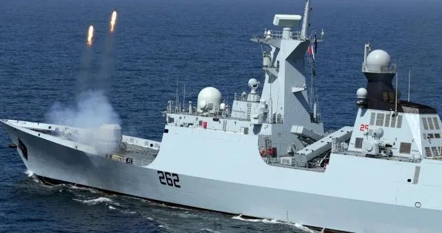 巴基斯坦联合演习！2艘054AP护卫舰领航，大佬却是中美双舰